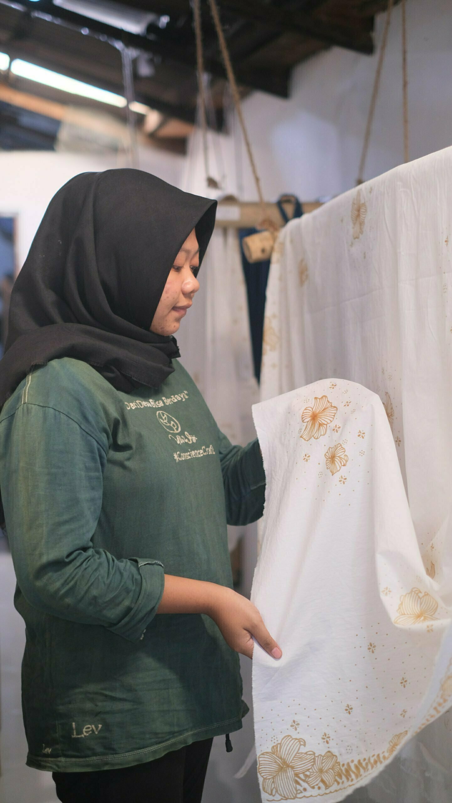 Why We Choose Hand Drawn Batik? - ULUR WIJI